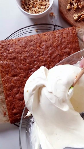 the BEST cream cheese frosting uses heavy cream instead of butter – trust me on this, it's a game-changer 🤯🙌 the heavy cream makes the frosting lighter & fluffier, and it also gives it structure & stability, so you don't have to add huge amounts of powdered sugar ✨️ #creamcheesefrosting #creamcheese #frosting #carrotcake #glutenfree #caketok #learnontiktok