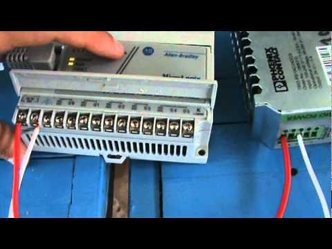 Allen Bradley MicroLogix 1000 - conexión de la fuente de voltaje al PLC