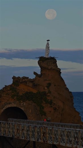 Coucher de la pleine lune hier. | Pays Basque BAB