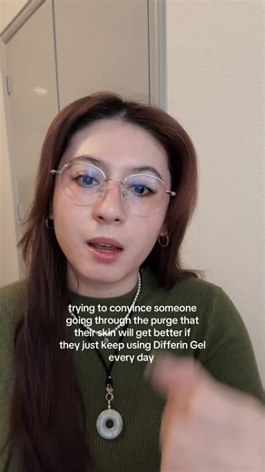 So many people quit Differin Gel when their skin starts to purge. 😥 Purging, or retinization, happens during the first few weeks of using a retinoid and typically subsides after 1-2 weeks. ⏰ Make sure to keep consistently applying Differin Adapalene Retinoid Gel and to moisturize daily. 🙏 Participants in our clinical studies experienced nearly a 60% average reduction in acne lesions after 90 day of consistent application! 💫 Don’t be afraid of the purge, your skin will get better! 💪 #Differin