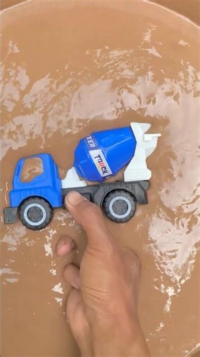 Cleaning a small mixer truck ASMR Sastisfying mud