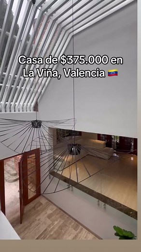 Exclusiva casa en La Viña con planta eléctrica total y agua de pozo! Totalmente amoblada. SUPER OPORTUNIDAD. zona de prestigió y alta revalorización, rodeada de hoteles, casino, supermercados, centros comerciales, colegios y mas zona que te ofrece mucha seguridad y fáciles accesos. Construida sobre una superficie de 305 m2 de terreno y 276 m2 de construcción. Todos sus pisos en mármol. Conjunto Residencial exclusivo de solo 6 familias, cuentan con piscina y vigilancia las 24/7 Está espectacular 