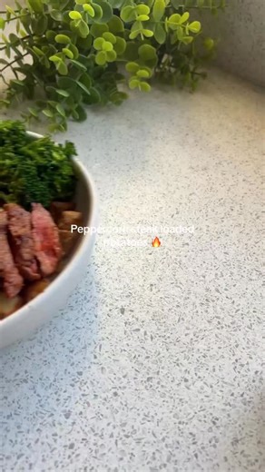 30 DAYS OF HEALTHY 20 MINUTE RECIPES Day 13| Peppercorn steak loaded potatoes 🥵 Tender pieces of steak on top of crispy cubed air fried potatoes with a homemade peppercorn sauce to drizzle all over 😮‍💨 ‼️ PS - for more easy, low calorie recipes my bestselling cookbook ‘20-Minute Air Fryer’ is currently 45% off!! Link in my bio 🔗 Macros 460 calories 54gP / 10gF / 39gC Serves: 2 Shopping list ✍️ - 400g lean rump steaks, room temp - Salt & pepper - 400g potatoes - 1 tsp paprika - 1 tsp oregano