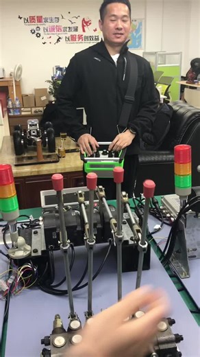 6-channel wireless remote control manufacturer, shipping worldwide, custom orders available#crane #cranetruck #cranes #craneoperator #cranelove #cranework #cranelife #cranesafety #craneindia #driver #reels #viralreels #tata #hitachi #ashokleyland #volvo #volvotrucks #icb #Fassi #Palfinger #HMF #Effer #PM #UNIC #transport #hydraulic #vinc #kren #remotecontrolcraneoperator