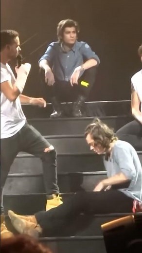 One Direction: Harry tying Liam's shoes 🥺 Subscribe for daily 1D videos! #onedirection
