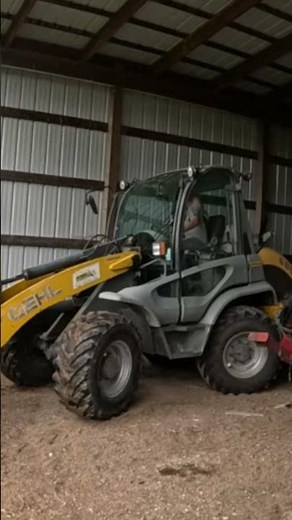 All Wheel Steering on a Farm Loader - Gehl 680AWS in Action