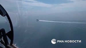 🇷🇺⚔️🇬🇧 Incidente en el Mar Negro entre #Rusia y #ReinoUnido Un buque ruso realizó disparos de advertencia hacia el destructor de la Royal Navy HMS Defender en el Mar Negro. Después de eso, un avión ruso Su-24M llevó a cabo un "bombardeo de precaución" con 4 bombas OFAB-250 a lo largo del curso del destructor británico, ha dicho el ejército ruso. También un Su-30SM acompañó al Su-24M Según el Ministerio de Defensa ruso, el destructor británico violó las aguas territoriales rusas cerca del Cab