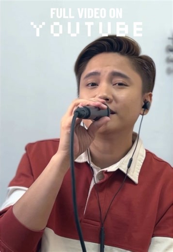 Kitty Singing to the Moon: Adorable Cat Performance