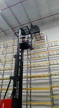 Montacargas swing reach