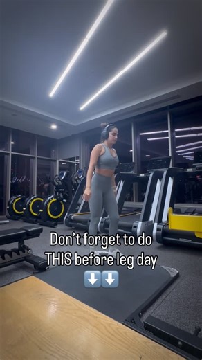 Massa | Fitness on Instagram: "STOP skipping your leg day warm up and start doing this DYNAMIC STRETCH 💥 Leg day starts before the weights 🤝 Why stretching BEFORE matters: • increases blood flow to your entire leg • improves hip, knee & ankle mobility • activates glutes for better mechanics • reduces stiffness and injury risk • helps you lift stronger and move with more control Don’t skip on dynamic stretching and save long static stretches for after your workout 🏋️‍♀️ #legdaywarmup #dynamics