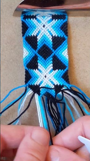 Blue Starburst Friendship Bracelet Pattern with Embroidery Floss, Bracelet Book Pattern #25054