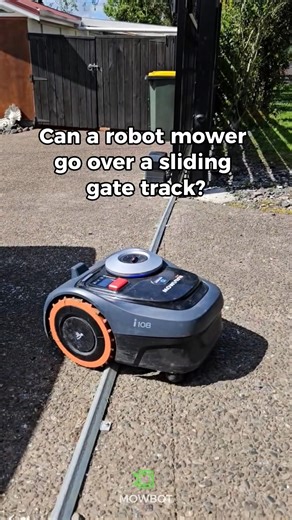 Great example of our wire-free Segway Navimow i-Series tackling a sliding gate track to move from the roadside verge to the main lawn. | Mowbotnz