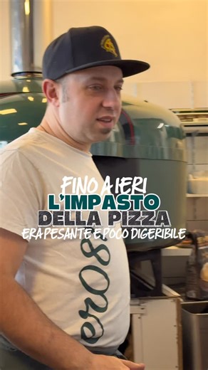 🍕 Fino a ieri l’impasto della pizza era pesante e non digeribile… Una volta la pizza si faceva così: acqua, farina, sale, lievito. Impasto la mattina, forno la sera. E guarda un po’? La digerivano tutti. Poi è partita la gara: 👉🏼 chi usa meno lievito 👉🏼 chi fa lievitare 72 ore 👉🏼 chi parla di W, numeri, formule e scienziati 👨🏻‍🔬 Ma fai una pizza come Dio comanda, usa materie prime buone e smettiamola con ‘sta gara a chi ce l’ha più lungo. Io resto così. Semplice. Verace. Napoletana. 🍕