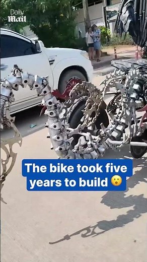 Predator rides Xenomorph motorcycle