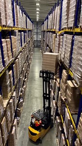 New Jersey Warehouse Collapse Caught on Camera Newark, New Jersey – August 15, 2025 A routine shift turned dangerous in Newark when a forklift operator triggered a massive structural failure. While attempting to lift a pallet of boxes, the driver bumped the upright column. The compromise was immediate. The rack collapsed vertically, spilling tons of boxed inventory onto the floor and knocking over the adjacent units. The video shows the driver jumping out and running for cover as the domino effe