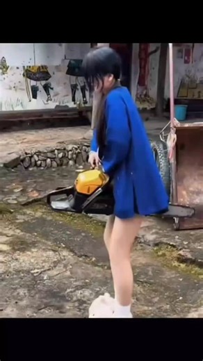 CREZA | 🖤🗿 on Instagram: "@creza.17 😁👍🏻日本利用压电瓷砖将脚步转化为电能。这些瓷砖捕捉来自你脚步的动能。当你行走时,你的重量和动作会对瓷砖产生压力。瓷砖会轻微弯曲,从而产生机械应力。瓷砖内部的压电材料将这种应力转化为电能。每一步都会产生少量电荷,而数百万步结合在一起就能产生足够的电力来驱动LED灯、数字显示屏和传感器。 在像涩谷车站这样繁忙的地方,每天大约有240万个脚步为这一系统作出贡献。这些电能可以被储存或立即使用,从而减少对传统电力来源的依赖,并支持可持续的城市基础设施。这种方法将日常运动转化为实用的可再生能源 #日本#知识#事实#你知道吗#推荐 科技创新历史 技术实验热门日本利用压电瓷砖将脚步转化为电能。这些瓷砖捕捉来自你脚步的动能。当你行走时,你的重量和动作会对瓷砖产生压力。瓷砖会轻微弯曲,从而产生机械应力。瓷砖内部的压电材料将这种应力转化为电能。每一步都会产生少量电荷,而数百万步结合在一起就能产生足够的电力来驱动LED灯、数字显示屏和传感器。在像涩谷车站这样繁忙的地方,每天大约有240万个脚步为这一系统作出贡献。这些电能可以被