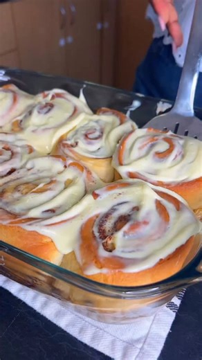 Classic Cinnamon rolls everytime. It’s soft, fluffy and delicious. Cinnamon rolls are so easy to make but it comes down to key points in order to achieve the softest buns. Ingredients -400g plain flour -70g sugar -1pkt yeast(usually 7g) -pinch of salt -1Egg -210ml warm milk -60g unsalted butter -1/4cup heavy cream Cinnamon paste -1/3 cup brown sugar -120g soft butter -2tbs cinnamon powder Frosting -120g cream cheese -2tbs milk -1/4cup powdered sugar. #cinnamonrolls #cinnamoroll #easybaking #expl