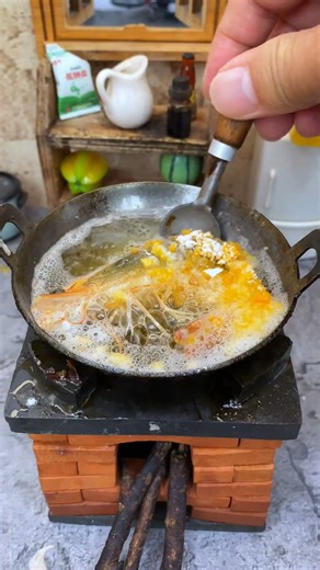 Shrimp, shrimp, shrimp! Arriving at the little chef's house, they can't resist being out of