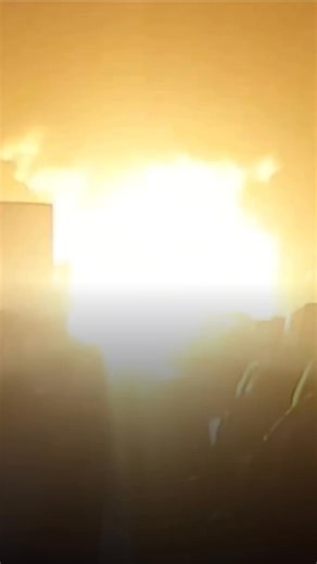 #Impactante | 🚨 Una imp4ctante explos1ón de un camión cisterna que transportaba gas licuado de petróleo (GLP) ocurrió en la autopista A1 Nápoles–Milán, en la localidad de Teano, Italia, luego de que el vehículo colisionara con otro camión en medio de una fila de autos, provocando una fuerte detonación que fue captada en video y se viralizó en redes sociales; el acc1dente se registró alrededor de las 5:00 p.m. entre los peajes de Caianello y Capua, dejando al menos dos personas her1das —los cond