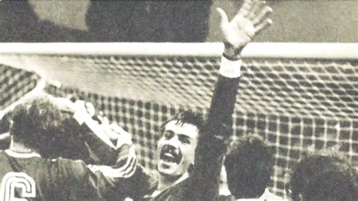 🤍❤️💙Mamy 2026 rok! Wkraczamy w 100 lecie Broni Radom! 💥Będzie się działo. A rozpoczynamy specjalnym utworem, który w najbliższym czasie będzie nam towarzyszył wielokrotnie. "To historia klubu, która trwa już 100 lat, to historia Broni Radom niech usłyszy o niej świat..." Jest wyjątkowy, przypomina o barwach, historii i pochodzeniu Broniarzy. Niech nam żyje kolejne wieku nasz Trójkolorowy Sztandar. Szczęśliwego Trójkolorowego Roku! === Broń Radom 100 - lecie - Maras SKW - Autorem utworu jest M