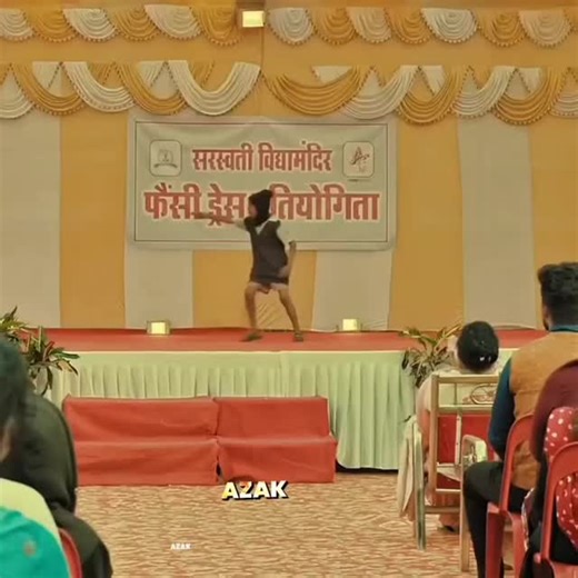 Jackson on Instagram: "日本は、100人々の「一歩一歩」を電力に変える革新的な技術を導入しています。 それが「圧電タイル (ピエゾエレクトリック・タイル)」です。 このタイルは、歩行者が踏むたびに生じる圧力と振動のエネルギーを吸収し、 その機械的な力を電気エネルギーに変換します。 内部に埋め込まれた圧電素子がわずかに変形することで、 微小な電流が発生します。 内部に埋め込まれた圧電素子がわずかに変形することで、 微小な電流が発生します。 一歩一歩は小さな電力ですが、何百万もの歩行が重なれば、 LEDライト、デジタルディスプレイ、センサーなどを動かす 十分な電力が生み出されるのです。 東京・渋谷駅のような人通りの多い場所では、 1日に約240万歩がこのシステムに貢献しています。 この電力は蓄電または即時利用が可能で、 従来の電力供給への依存を減らし、 持続可能な都市インフラの発展を支えています° 日常の「歩く」という行為が、 未来の再生可能エネルギーを生み出す力に変わっているのです° #日本 #圧電タイル #ピエゾエレクトリック # マートシティ #テクノロジー 革