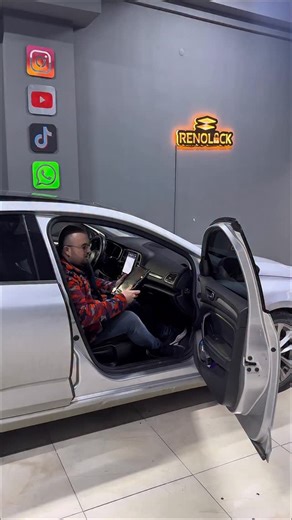 ⛔️ ARACINIZA BUNU YAPMAYIN !. . Megane 4 Icon paket aracımızda, orijinal multimedya sistemi sökülerek sonradan Android ekran uygulaması yapılmış. Uygulama sonrası araçta birden fazla sistemsel arıza oluştuğu tespit edilmiştir. Bu noktada her zaman altını çizdiğimiz bir konu var: Icon paket araçlara Android ekran uygulaması yapılmasını önermiyoruz. Çünkü bu tür müdahaleler; • Sürüş destek sistemleri • Araç içi donanım fonksiyonları • Orijinal yazılım uyumu gibi birçok önemli özelliğin devre dışı 