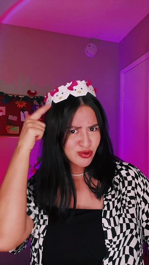 Tutorial de Origami para Hacer una Corona de Papel de Hello Kitty