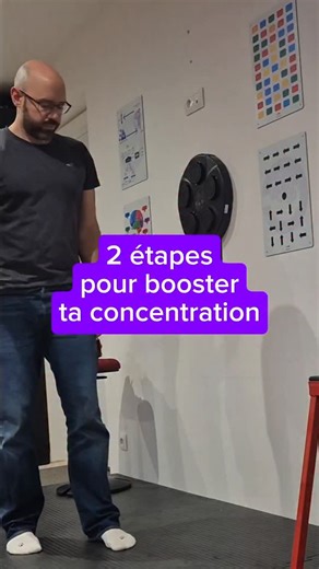 Tu veux réveiller ton cerveau moteur ? Teste cet exercice. Une balle. Tu la fais rebondir au sol et contre un mur, puis tu la rattrapes. Ensuite, passe à deux balles. Ça a l’air simple. Mais ton système nerveux, lui, est en pleine activation. 👉Coordination œil-main. 👉Réflexes. 👉Proprioception. 👉Charge cognitive. 👉Focus immédiat. Un outil minimaliste. Des bénéfices concrets. À tester avec tes clients, tes patients… ou juste pour toi, avant une séance. Tu veux les variantes avancées ? Écris "