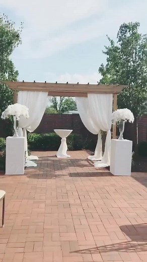 Did you see the floating cake? 🙌🏽 #weddingdecor #whitewedding #summervibes #weddingday #centerpiece #weddingplanner #ratethings #weddingcake #love