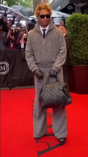 THE RAPPER FUTURE SHOWS HIS NEW LOOK.......