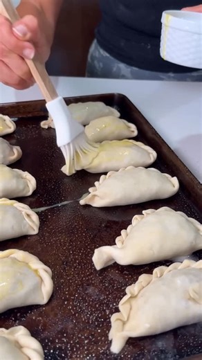 Andrea Amatte on Instagram: "Mi mejor masa para tartas o empanadas #masaempanadas #masaparaempanadas#empanadasargentinas 👆Ingredientes están en el video Preparación: 1. En un bowl o jarra resistente al calor, colocá el agua hirviendo. Agregá la manteca derretida y la sal. Mezclá bien hasta que la sal se disuelva por completo. 2. En un bowl grande, colocá la harina. 3. Volcá la mezcla caliente (la salmuera) sobre la harina y empezá a integrar con cuchara o espátula, y luego con las manos. 4. Ama