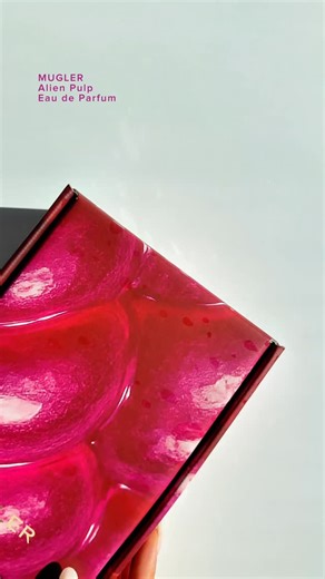 Mugler Alien Pulp Eau de Parfum — a slow, juicy seduction in a bottle. ✨ This isn’t just a perfume — it feels like warm skin, ripe fruit, and soft florals melting together into something quietly intoxicating 🍓🌸 From the first burst of bright raspberry to a creamy jasmine heart, Alien Pulp balances playful freshness with a soft, musky warmth that lingers beautifully on the skin. It’s luminous, feminine, and effortlessly wearable 🌞💫 Perfect for daytime moments — spring mornings, summer afterno