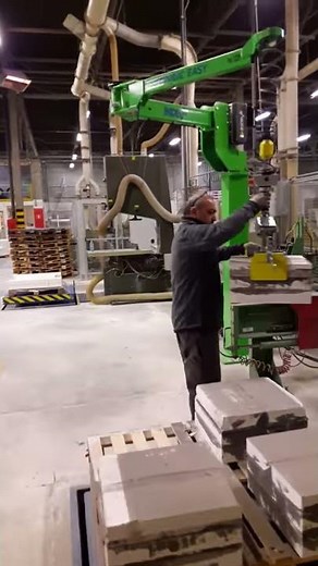 Intelligent lift assist device for handling boxes