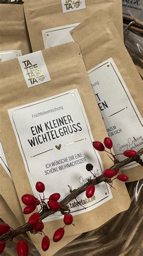 Deko | SeelenGeschenke | Mode | Genuss on Instagram: "Ein kleiner Gruß geht raus an alle tolle Kollegen die jeden Tag das aller beste geben! 🤎 Warum müssen alle Geschäfte alles anbieten? Können wir uns wieder mehr darauf besinnen, was ein Fachhandel ist? In Baumärkten findet man inzwischen Tierbedarf, Dekoration, Pflanzen, Nahrung & Hobbybedarf. In Supermärkten sind die Wühlregale voll mit Non-Food Artikeln. Es ist ein Wahnsinn. Diese Geschäfte durften öffnen - mit dem gleichen Sortiment wie vi