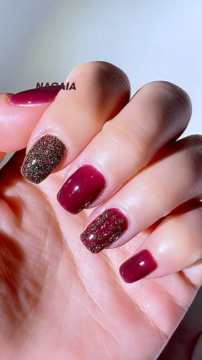 Winter color combo by the dark wine & holiday super shine✨💅 feel free to add sweater texture with your base art 🙋‍♀️#dippowdernails #winternails #glitternails #christmasnails #holidaynails | Nagaia Nail