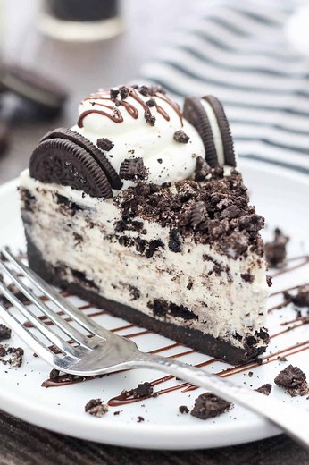 This No-Bake Oreo Cheesecake is a dream come true for Oreo lovers! 🍪 With a perfect Oreo cookie crust and a light, silky cheesecake filling that tastes just like Oreo creme, it's the ultimate no-bake dessert. And the best part? No need to turn on the oven! Grab the recipe below ⤵️ | Beyond Frosting