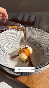 🍎INGREDIENTES: -75g de azúcar. -50g de manteca. -2 huevos. -200g de harina leudante. -leche. -vainilla. -100g de azúcar. -1C de manteca. -1 manzana xxl o 2 chicas. Le podrían agregar nueces o algún fruto seco a la masa, y si le quieren dar un toque mas bomba la sirven con helado o crema batida😉. Esta torta siempre se hizo en casa cuando venia familia o amigos a merendar y como la mayoría de los nenes si la torta tenia fruta, no comía. De grande mi paladar entendió todo y cada vez que hay devor