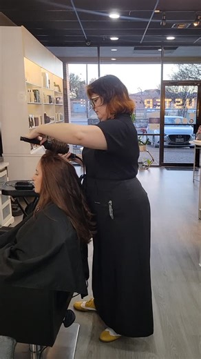 Chloe in her element ✨ Watching a great blowout come to life is pure joy — and Chloe makes it effortless. From bouncy, shiny hair to soft glam makeup, she’s here to help you feel your most beautiful this Valentine’s week. We still have a few openings left — come get gorgeous with us 💕 📲 Book your Valentine look with Chloe or Mau #AustinBlowouts #AustinHair #ValentineHair #LusterHairLounge #HealthyHair ShinyHair AustinSalon | Luster Hair Lounge