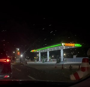 141K views · 1.8K reactions | Elle a quitté le bureau 15 minutes avant l’heure et est partie s’arrêter à environ 1 km de là. Tout ça, c’est un plan bien huilé avec son gars du boulot. Elle sort un peu plus tôt, marche un peu, et après ça, il arrive en mode “sous marin” pour blaguer leurs collègues. Et quand un collègue veut monter avec lui, il dit toujours qu’il ne va pas dans sa destination. | GBANEY | Facebook