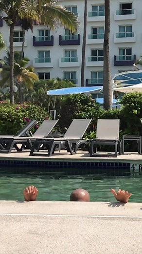 186K views · 923 reactions | Hello Summer! ☀️ Getting a workout in with bodyweight training can be so convenient when your body is your own gym!⠀Enjoying the pool and a great workout! Make it a great day guys , go get it! 퐒퐭퐚퐫퐭.퐅퐫퐚퐧퐤퐌퐞퐝퐫퐚퐧퐨.퐜퐨퐦 #fyp #summer #pool #calisthenics #fitnessmotivation #fitness #reels #reelsfb | Frank Medrano | Facebook