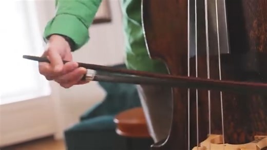 #Beethoven9 The double bass played by Herbert Mayr was crafted by luthier Michael Ignaz Stadlmann in 1783, dating back to the lifetime of Ludwig van Beethoven. This instrument showcases the unique sound characteristics of Viennese double basses from that era. Did you know that at the premiere of Ludwig van Beethoven’s Ninth Symphony at the Kärntnertor Theater, where future Vienna Philharmonic Members also participated, parts of the Missa solemnis were performed in Vienna for the first time? #VPO