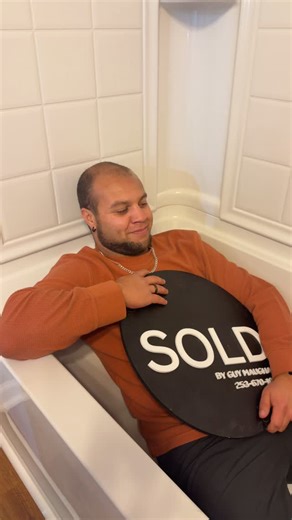 After a year like 2025… a quiet reflective moment in the tub feels earned. The market was wild, the wins were big, and every client who crossed the finish line made it all worth it. If this year taught me anything, it’s that hard work pays off. Some could say it “shines” lol. But in all seriousness, I’m heading into 2026 brighter, bolder, and ready to help even more of you make your next move. Here’s to new listings, new keys, and new stories in the year ahead. Let’s do this. 💪🏡 | Helix Home T