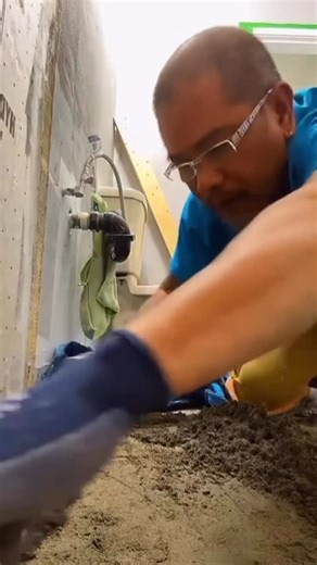 ‎LلاA*RرRيY‎ on Instagram: "👑Mud👑 A mud pack shower base is a custom-built shower floor made from a dry cement and sand mix. It’s hand formed on site to create precise slope to the drain, making it ideal for tiled walk-in showers and custom sizes. #mud #kutritetileinstallation #tile"