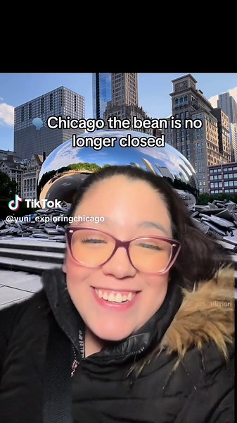 #greenscreen BREAKING NEWS THE CHICAGO BEAN IS NO LONGER CLOSED AND YOU CAN GET PICTUREs with it too!!! #minichicagobean #chicagodatenight #chicagocutespots #miniversionofthebean #thebeanisclosed #cloudgate #latinacontentcreator #chicagocontentcreator
