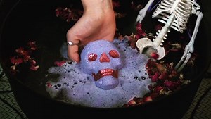 Glamour AND Grace 💀💜 This Bubbly Glamour Skull is full of Ocean Spray, Pumpkin Pie, and Citrus Valley scents, along with a sparkly ring on the inside! 🖤 Make sure to be safe this Halloween Belles, and find some time for you to relax! 👻 Happy Friday! Link below to get this sparkly skull for just $1. 🥳 www.bubblybelle.com/GlamourBelles | Bubbly Belle