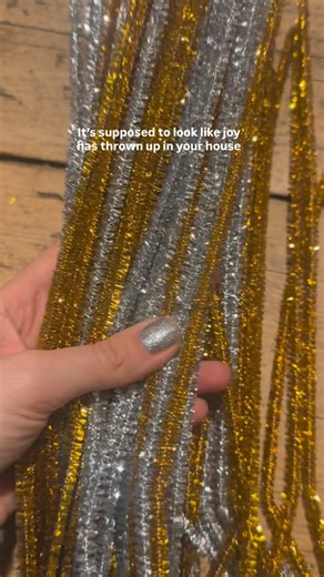 Wee Blue Bell | Colourful Kids Interiors on Instagram: "Possibly the easiest, mess-free Christmas craft for preschoolers ✨ Perfect for rainy December weekends… or those days when everyone’s been struck down with the lurgy 🤧 These DIY pipe cleaner icicles are as simple as it gets — just pipe cleaners and beads — but they’re packed with learning. Little hands get to practice bead threading, building fine motor skills, hand-eye coordination, and focus, all without paint, glue, or cleanup. It’s a c