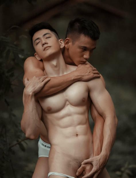 Rainbow Men on Twitter Nature and Sexy Nudes 大自然與性感裸體肌肉 Magazine