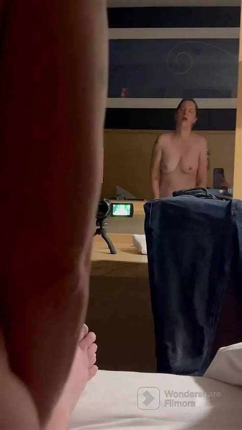 호텔 방을 공유하는 새엄마와 배다른 아들 그녀는 그녀의 옷을 모델하고 그가 그녀의 쪼이는 보지를 질싸 할 때까지 밤에 그를