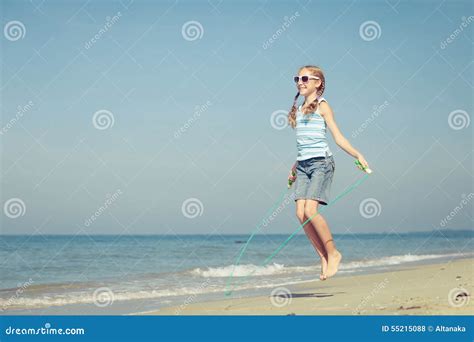 Fille De L Adolescence Sautant Sur La Plage Au Bord De Mer Bleu Dans Le