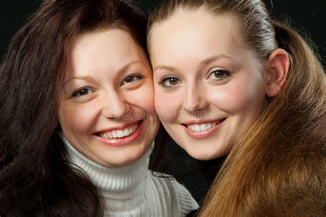 Deux Lesbiennes Soeurs Jumelles Belle Jeune Femme Bouclée En Robe élégante Se Tenant La Main Au